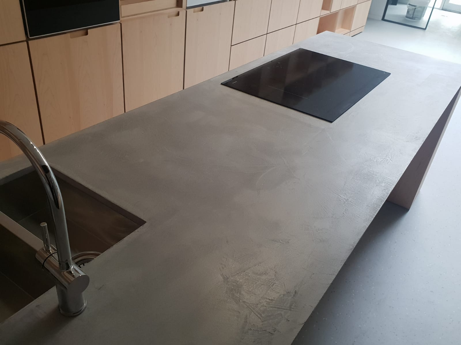 Grey microcement on a kitchen worktop | SOBO